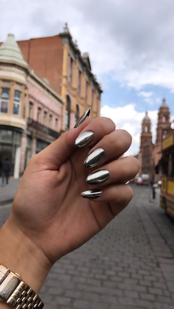 5 opções de unhas metalizadas para você reproduzir