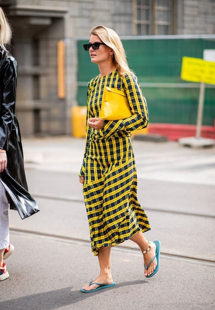 Looks com chinelo: 7 ideias para usar a tendência no outono 2024