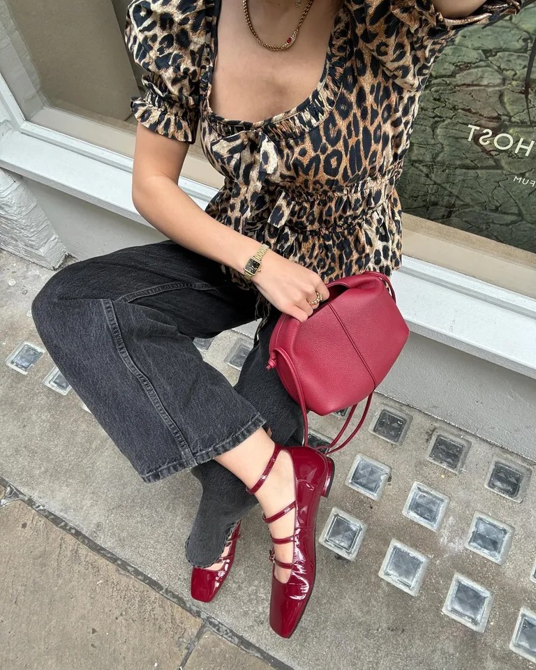 Vermelho-cereja é tendência! Confira 3 looks estilosos para testar