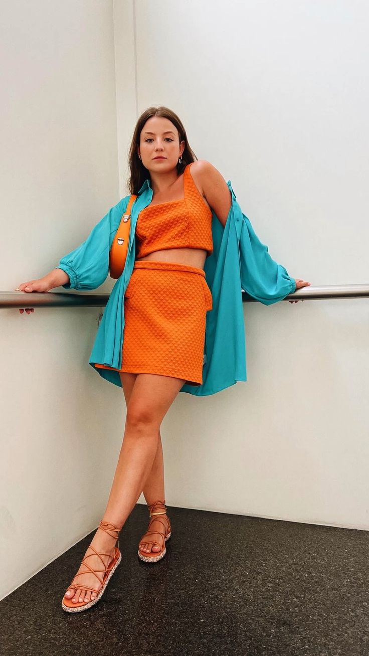 Look laranja: inspirações com a cor do verão 2025