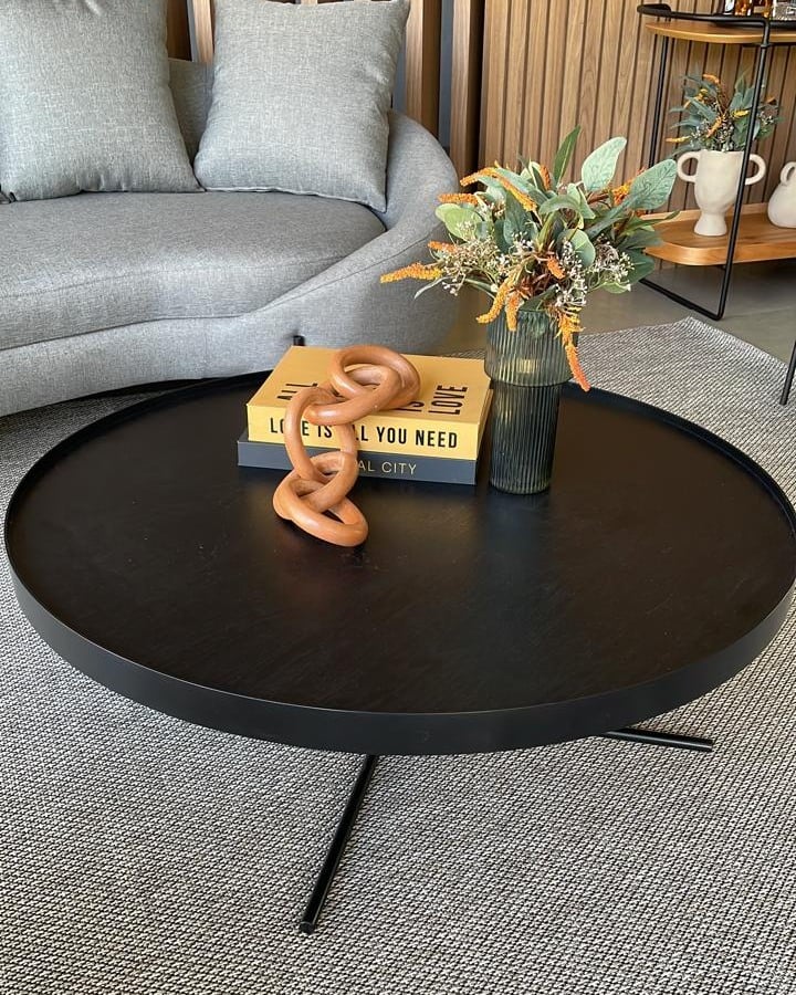 Mesa de centro redonda une charme e funcionalidade na sala de estar