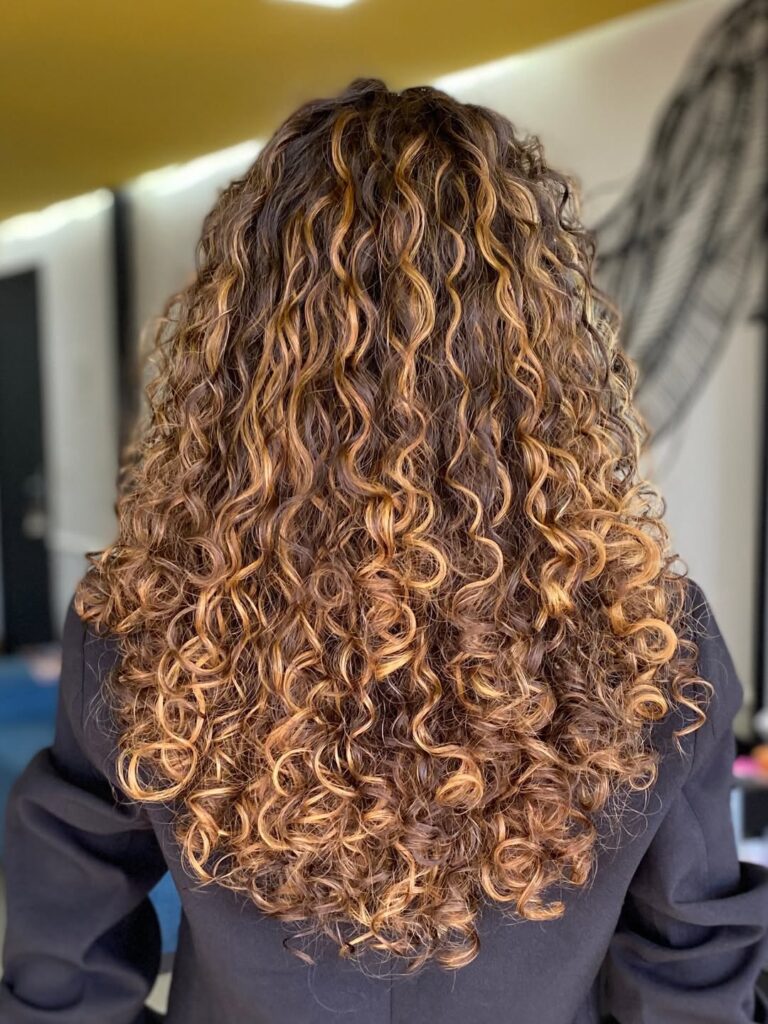 Cabelo cacheado iluminado: 9 fotos que vão inspirar o visual do verão 2025
