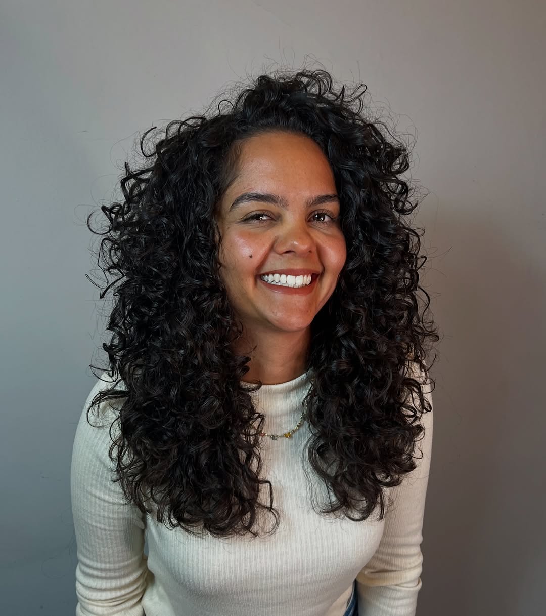 Cabelo longo cacheado: 8 cortes modernos que serão tendência no verão 2026